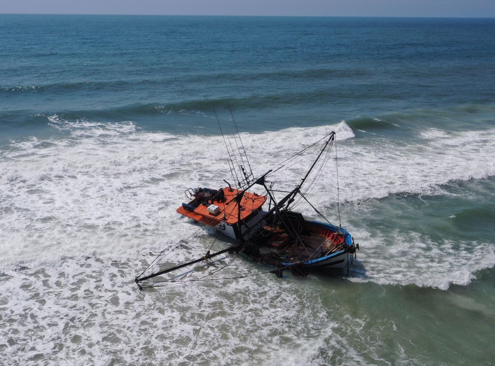 Embarcação de pesca encalha na praia do Santinho em Florianópolis Embarcação de pesca encalha na praia do Santinho em Florianópolis