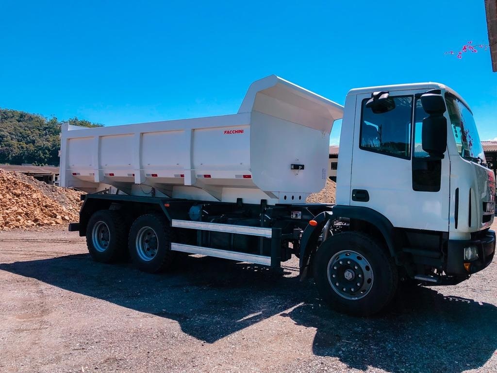 Agricultura reforça a frota com um caminhão caçamba