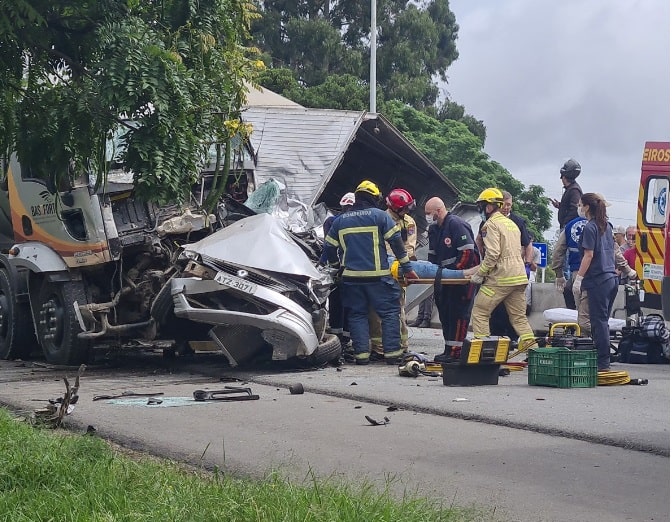 [VÍDEO] - Engavetamento envolvendo cinco veículos deixa pessoas gravemente feridas