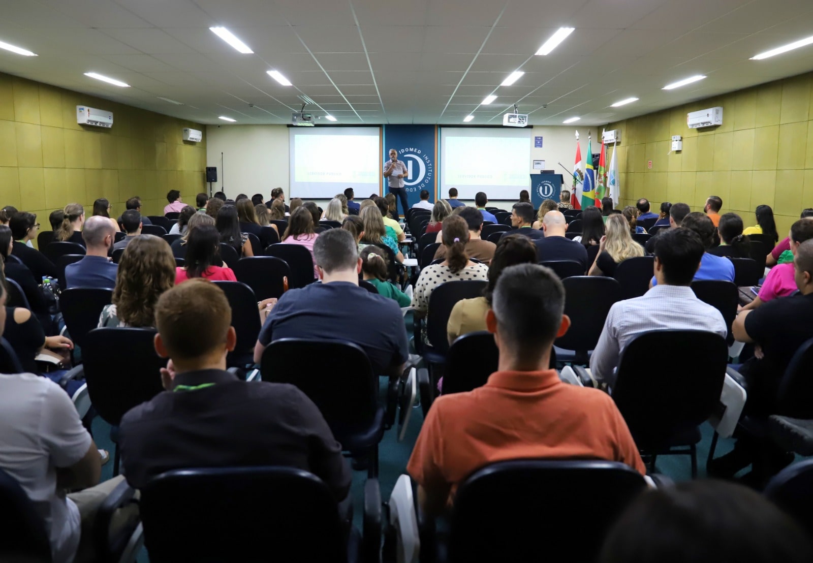 Mais de cem servidores municipais contratados iniciam atividades - JDV Mais de cem servidores municipais contratados iniciam atividades - JDV
